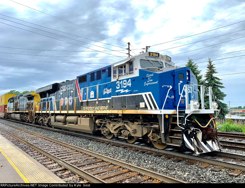CSX 3194 on Q008